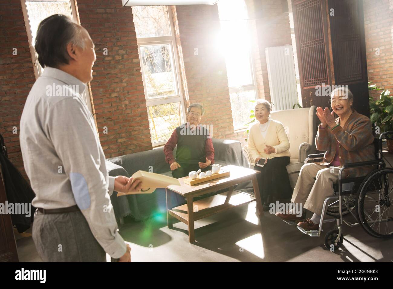 Reading of elderly community old people chat Stock Photo - Alamy