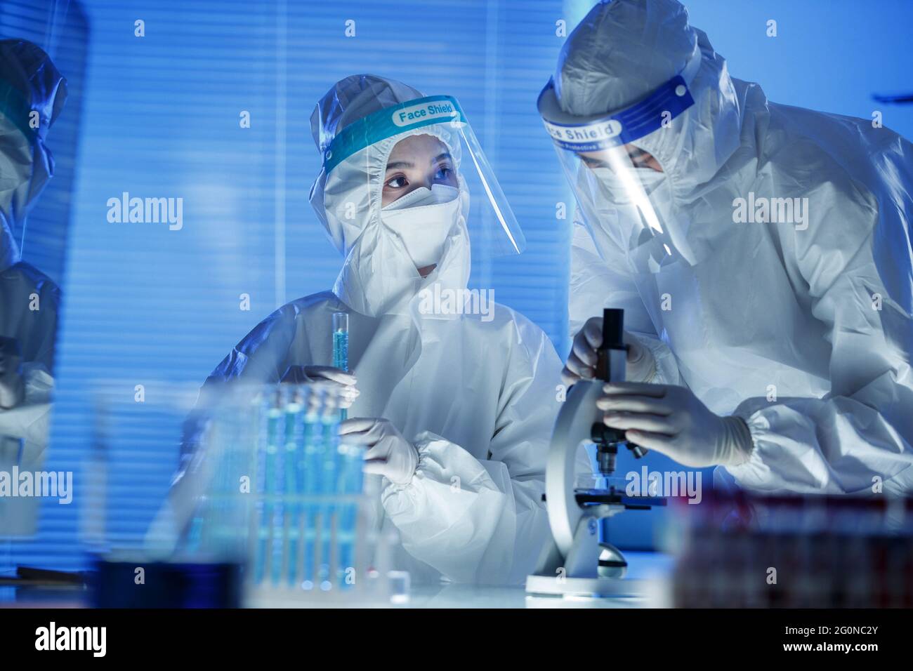Medical workers do medical experiments Stock Photo - Alamy