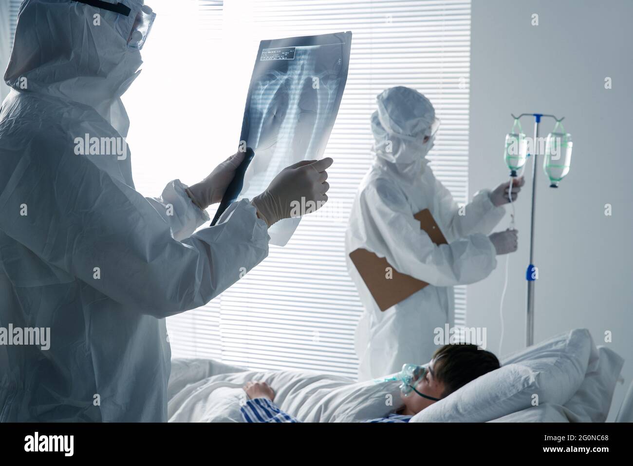 Doctors give patients see x-rays Stock Photo - Alamy