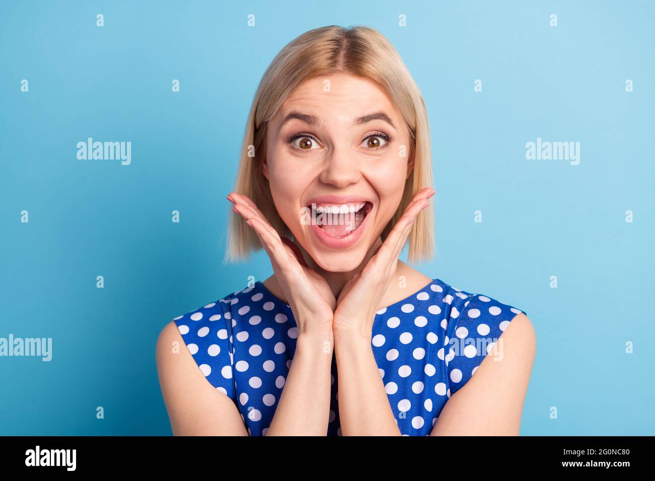 Photo of young cheerful girl happy positive smile amazed shocked ...