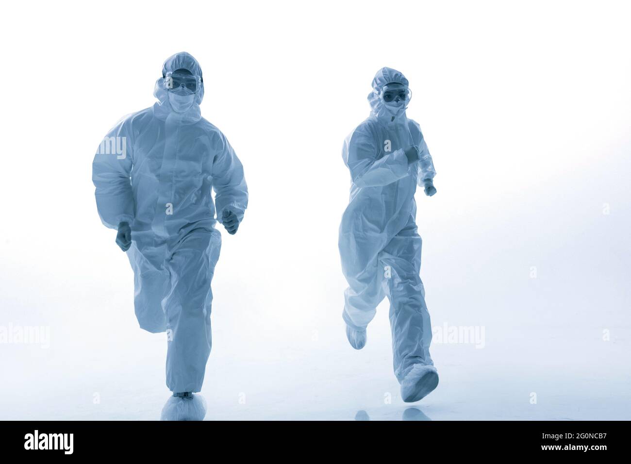 The medical team run to the rescue Stock Photo - Alamy