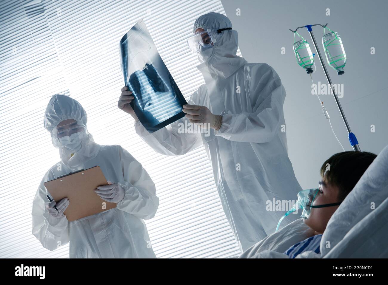 Doctors give patients see x-rays Stock Photo - Alamy