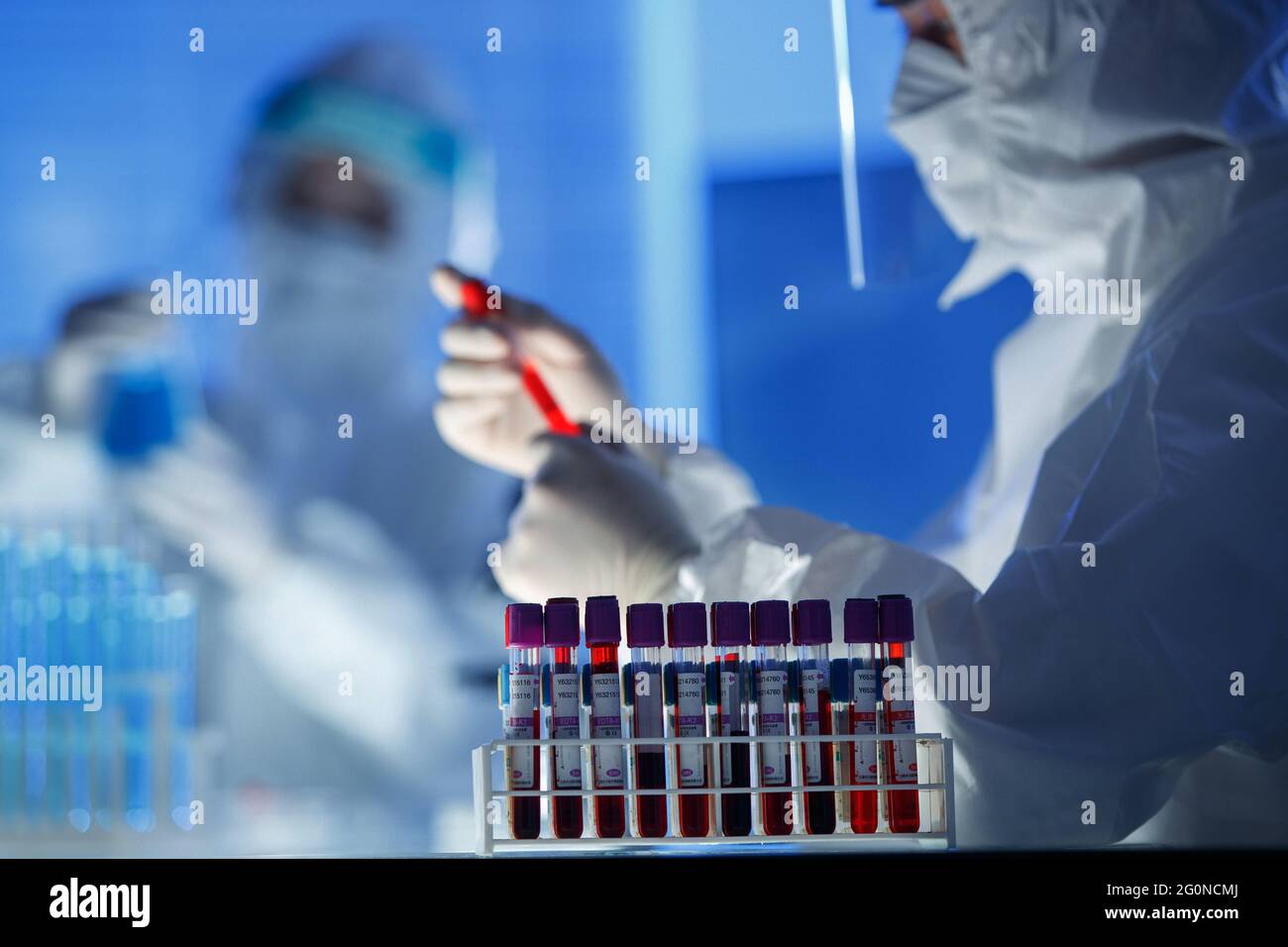 Medical workers do science experiments Stock Photo - Alamy