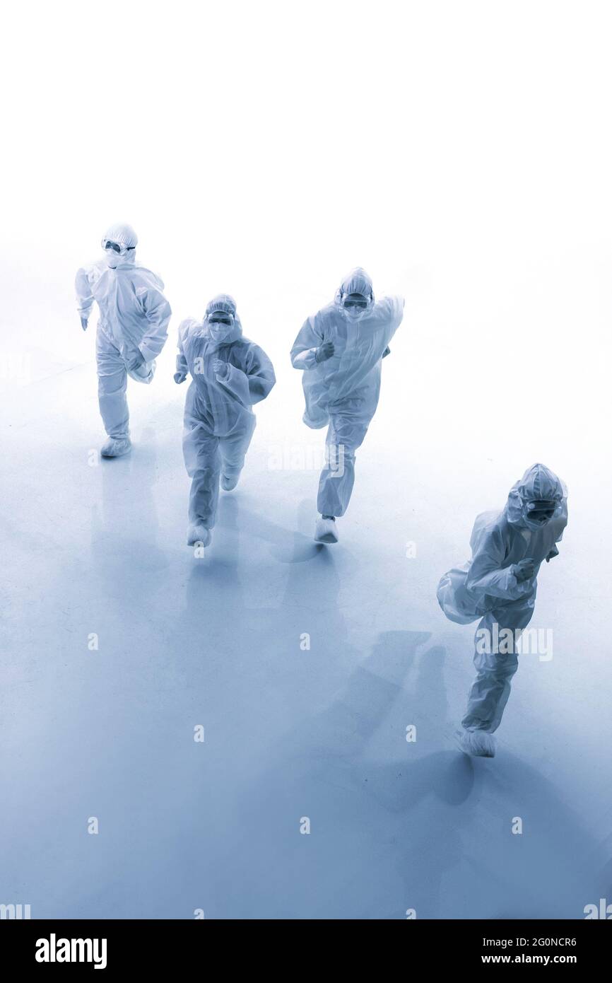 The medical team run to the rescue Stock Photo - Alamy