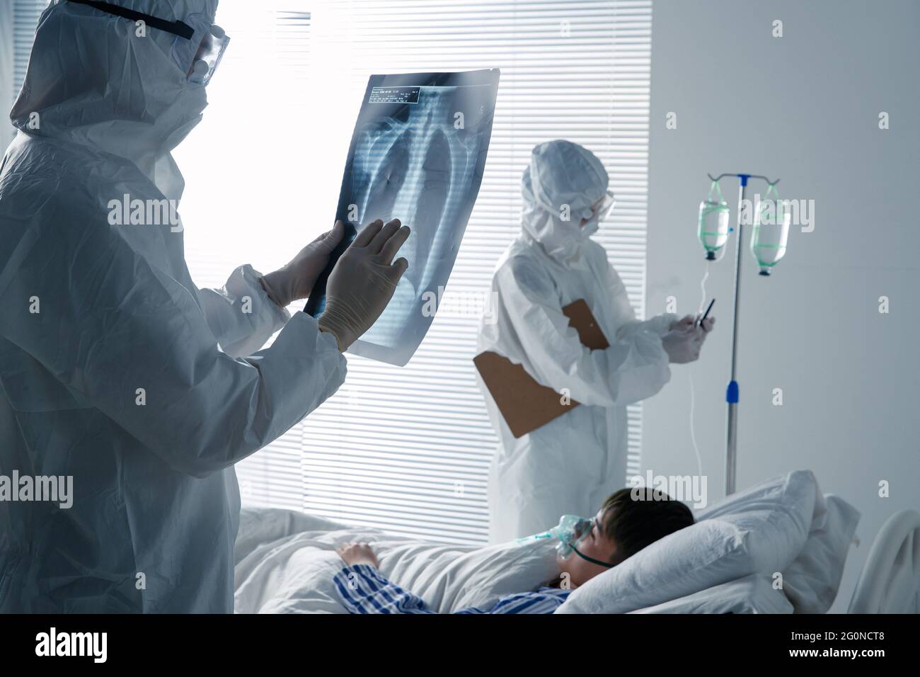 Doctors give patients see x-rays Stock Photo - Alamy