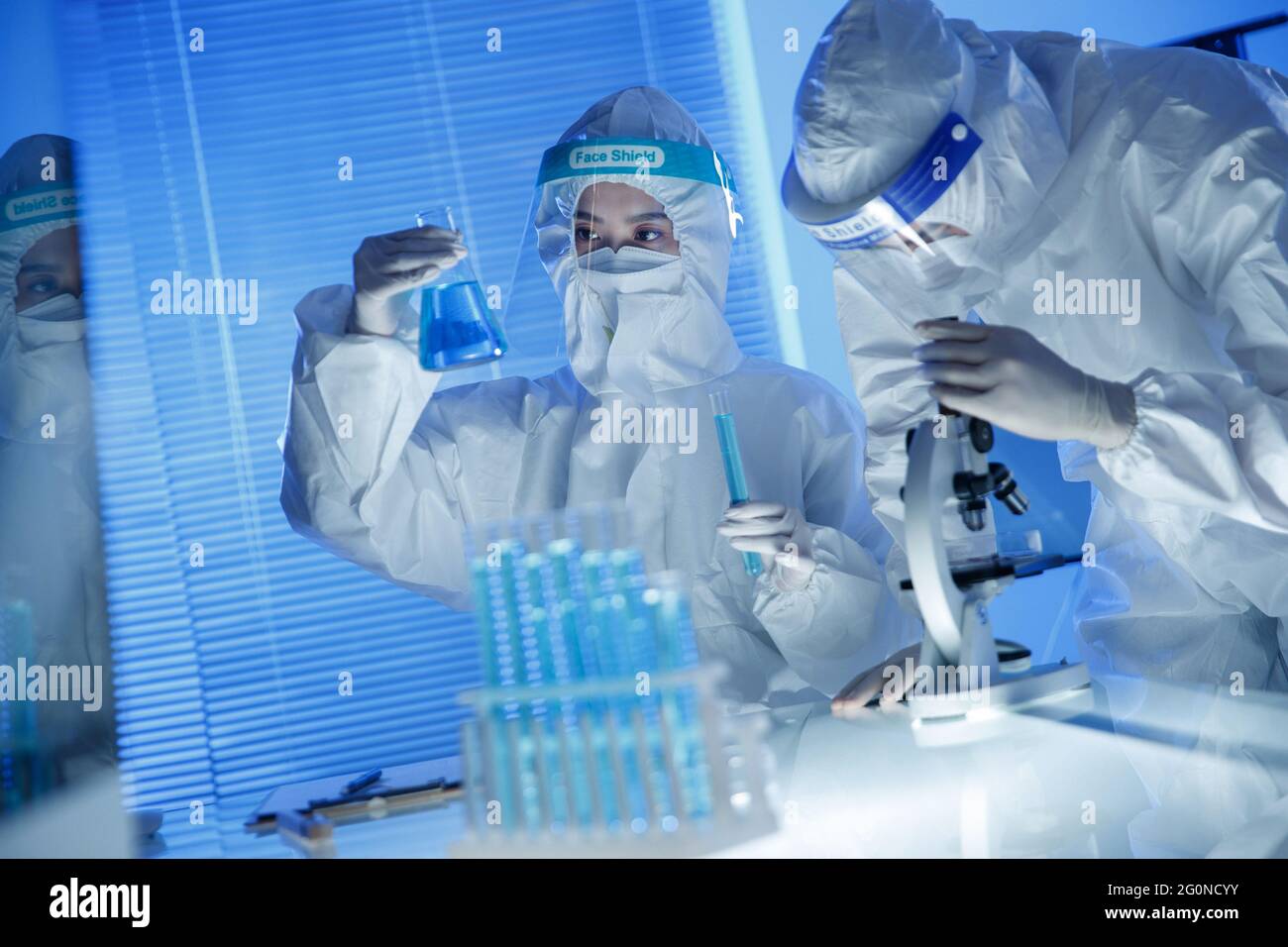 Medical workers do medical experiments Stock Photo - Alamy