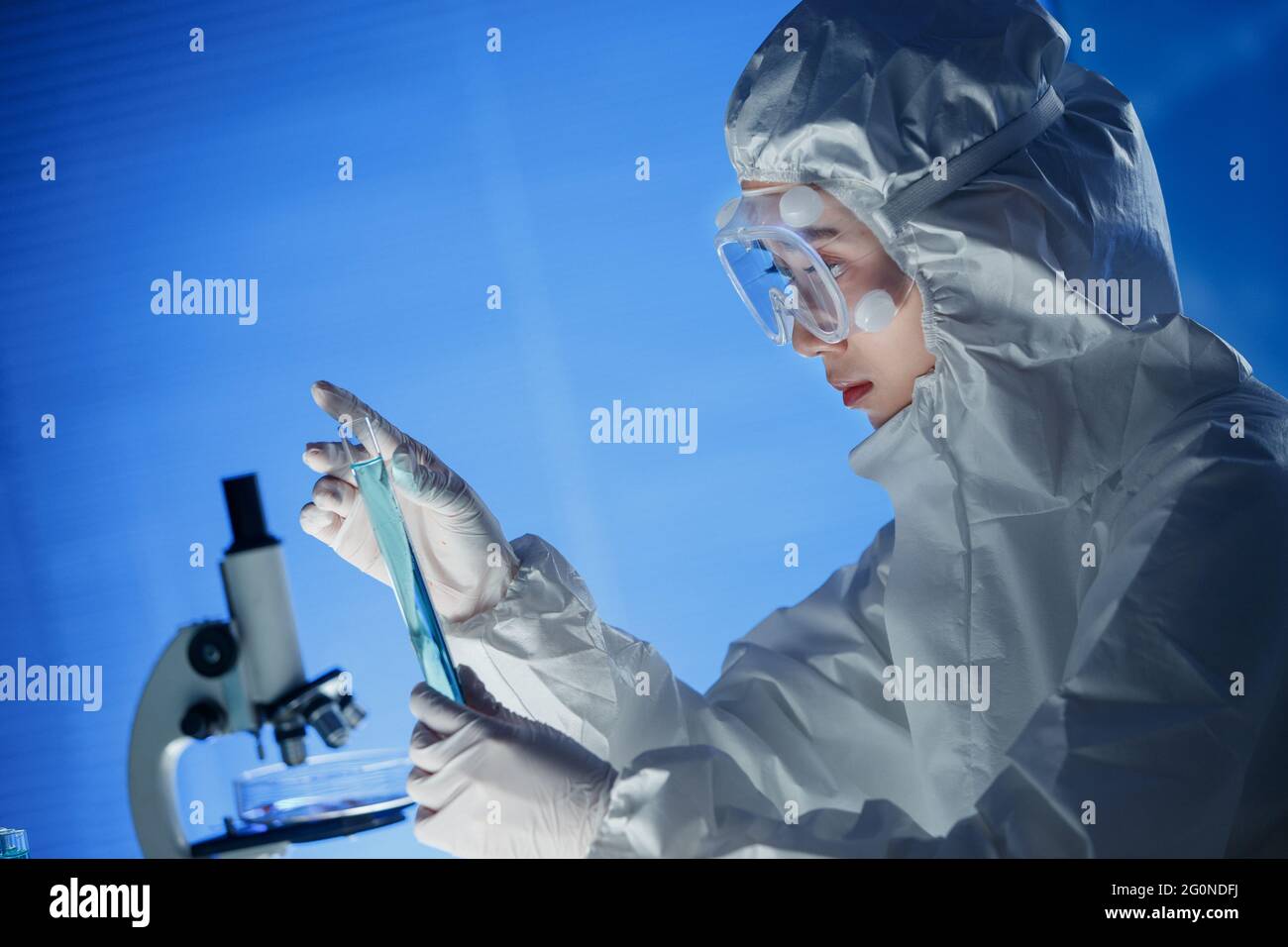 Medical workers do medical experiments Stock Photo - Alamy