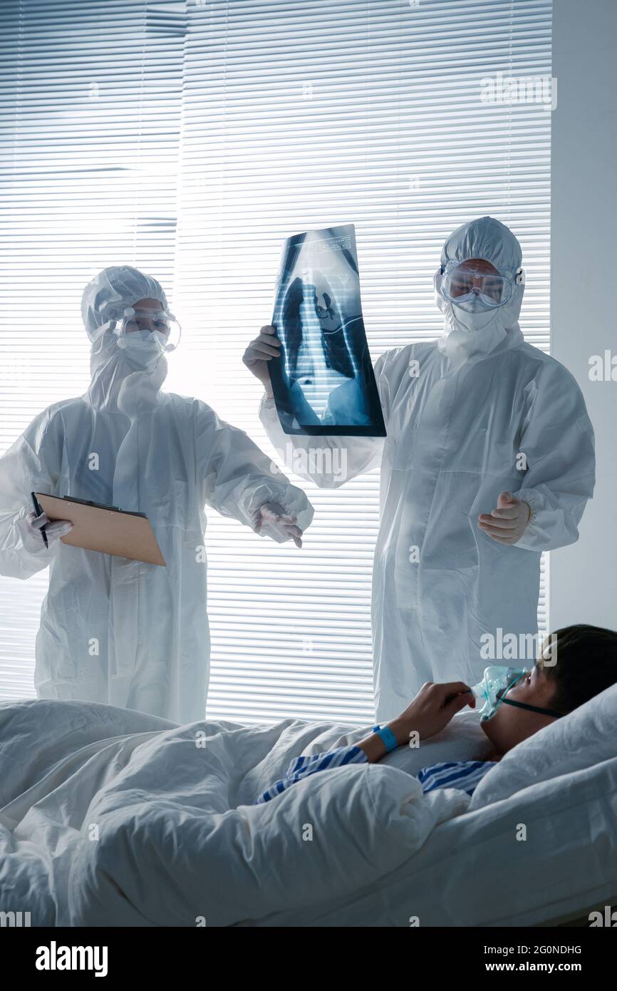 Doctors give patients see x-rays Stock Photo - Alamy