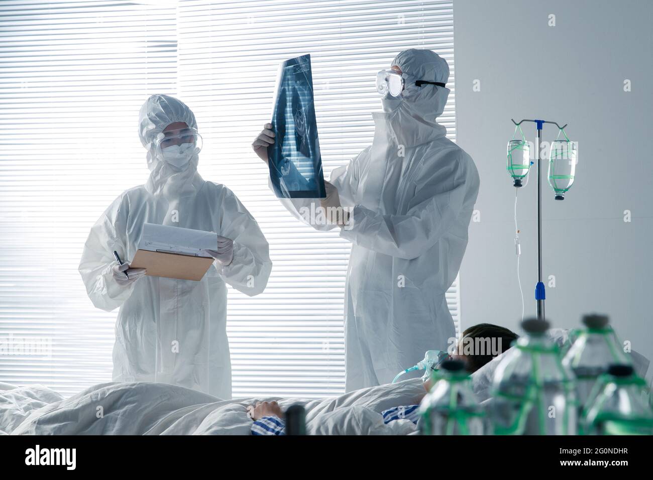 Doctors give patients see x-rays Stock Photo - Alamy
