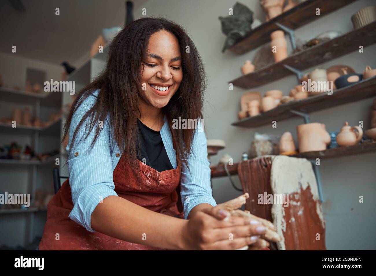 Woman ceramist hi-res stock photography and images - Alamy