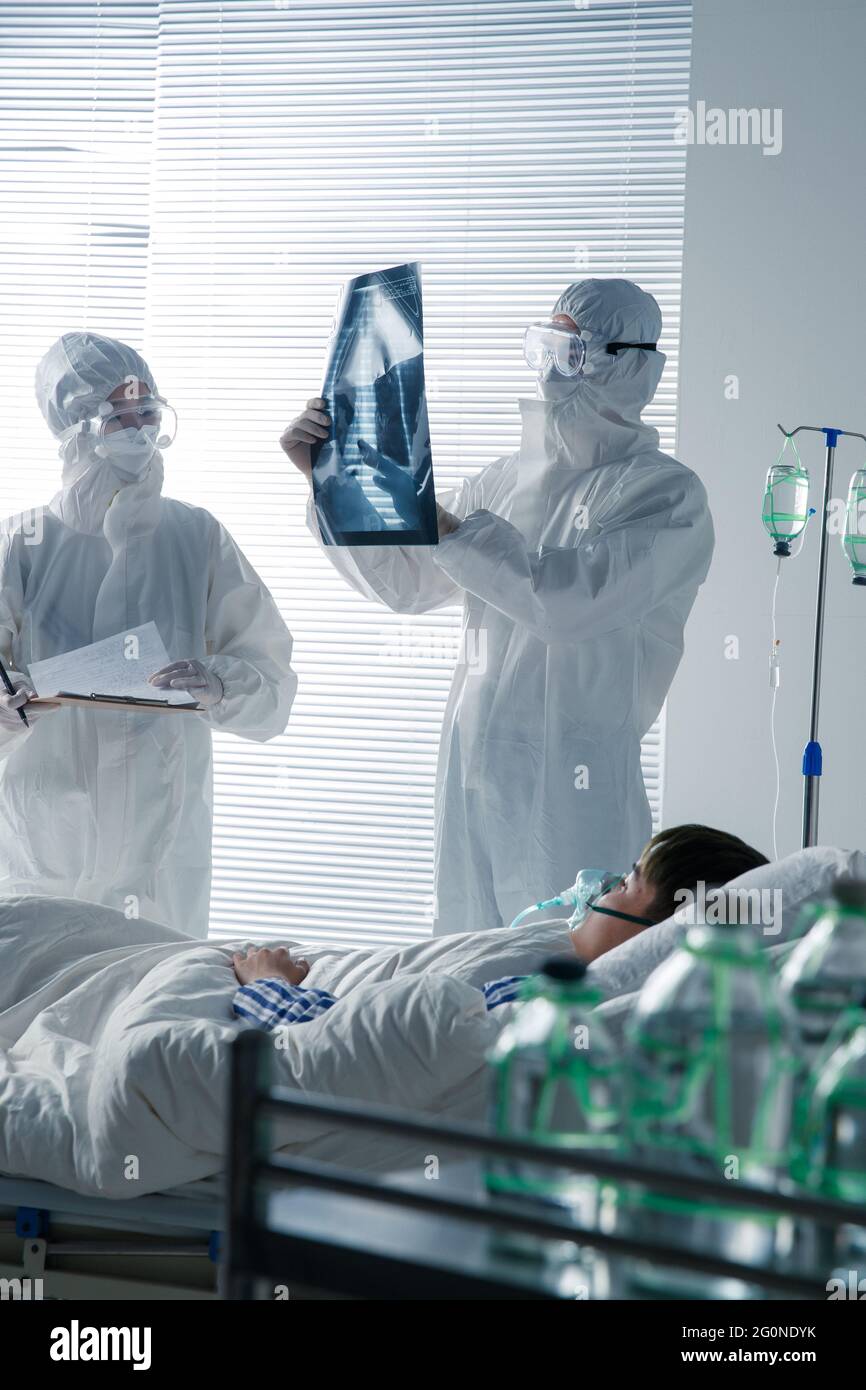 Doctors give patients see x-rays Stock Photo - Alamy