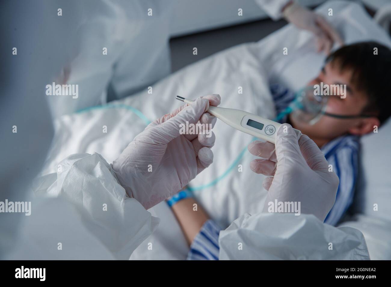 Doctors give patients measuring body temperature Stock Photo - Alamy