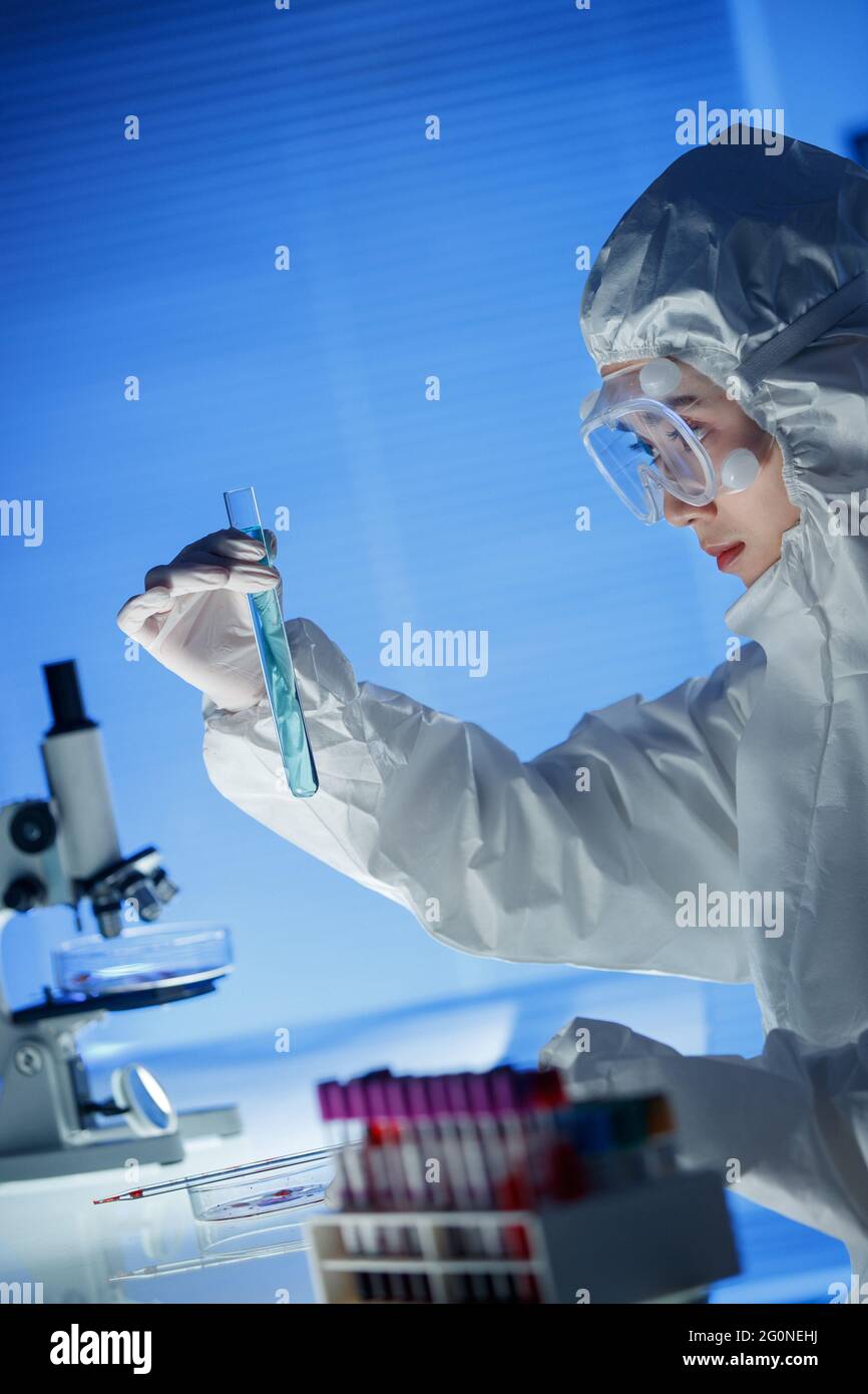 Medical workers do medical experiments Stock Photo - Alamy