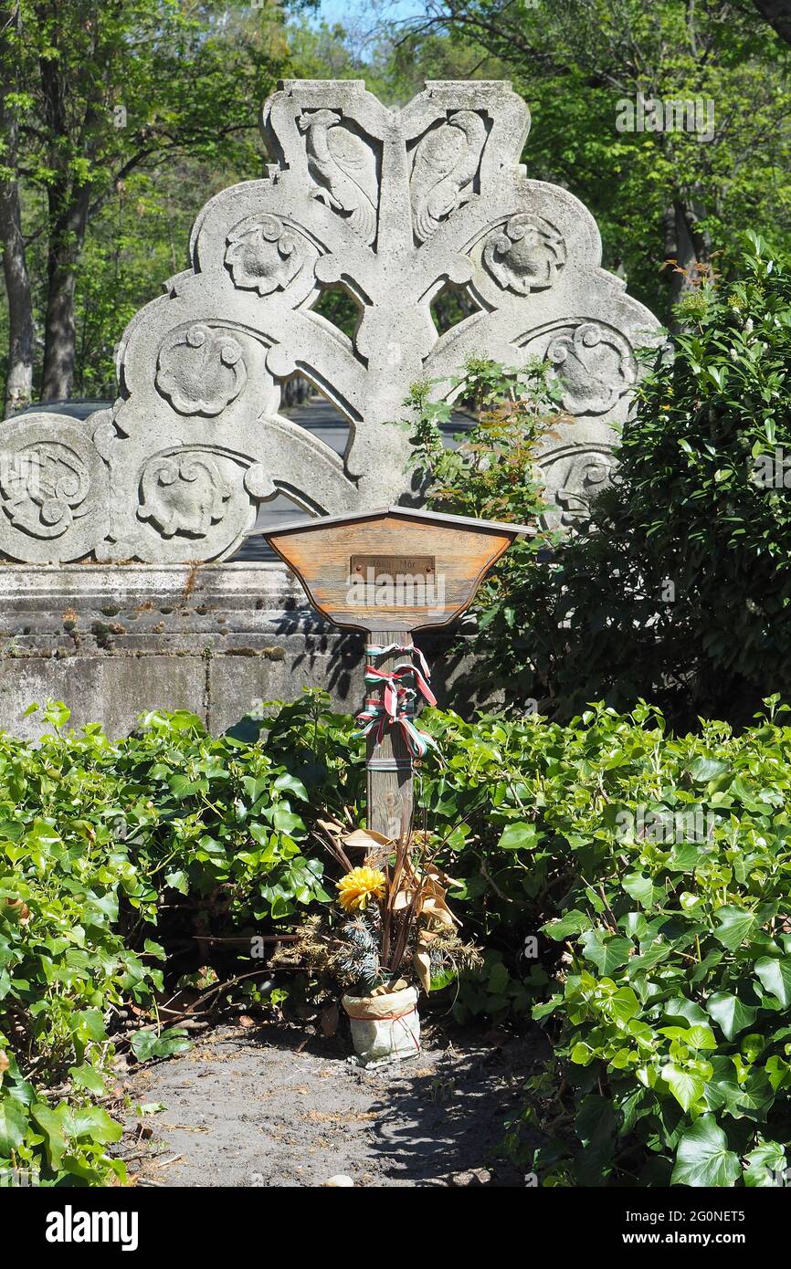Tomb of Mór Jókai (writer), Kerepesi Cemetery (Fiume Road National ...