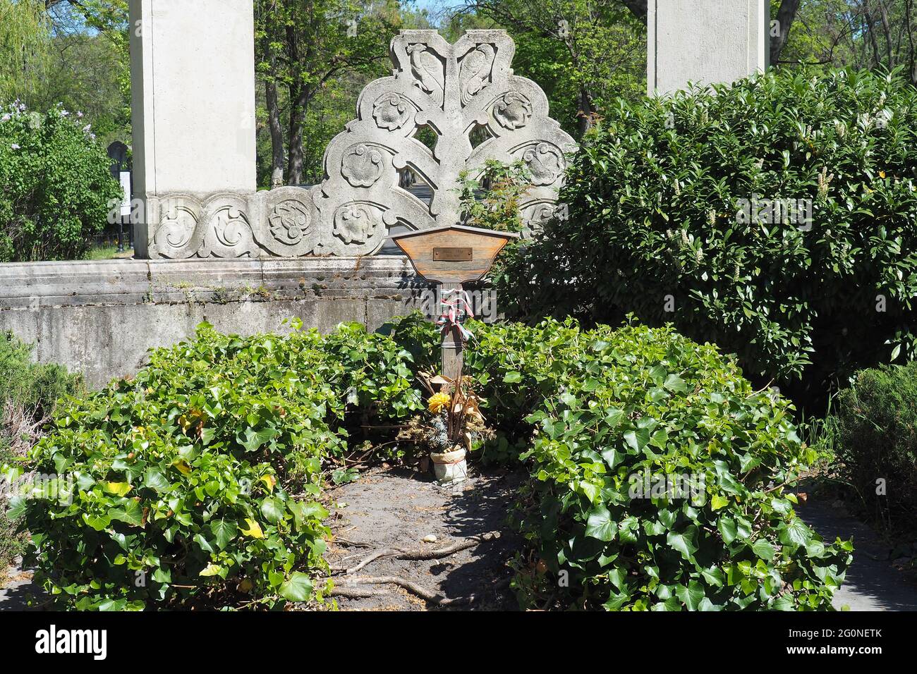 Tomb of Mór Jókai (writer), Kerepesi Cemetery (Fiume Road National ...