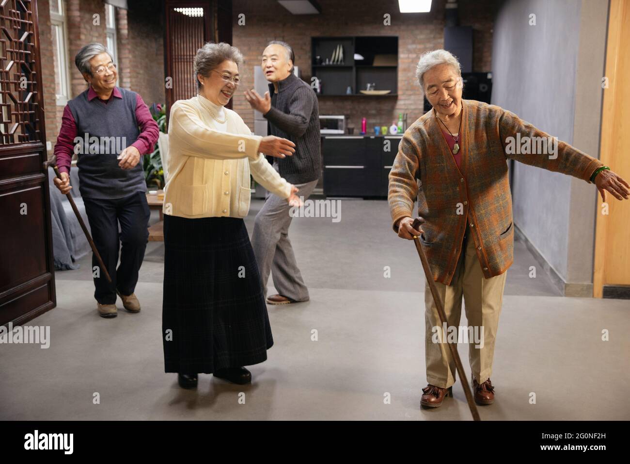 Elderly couple dancing party hi-res stock photography and images - Alamy