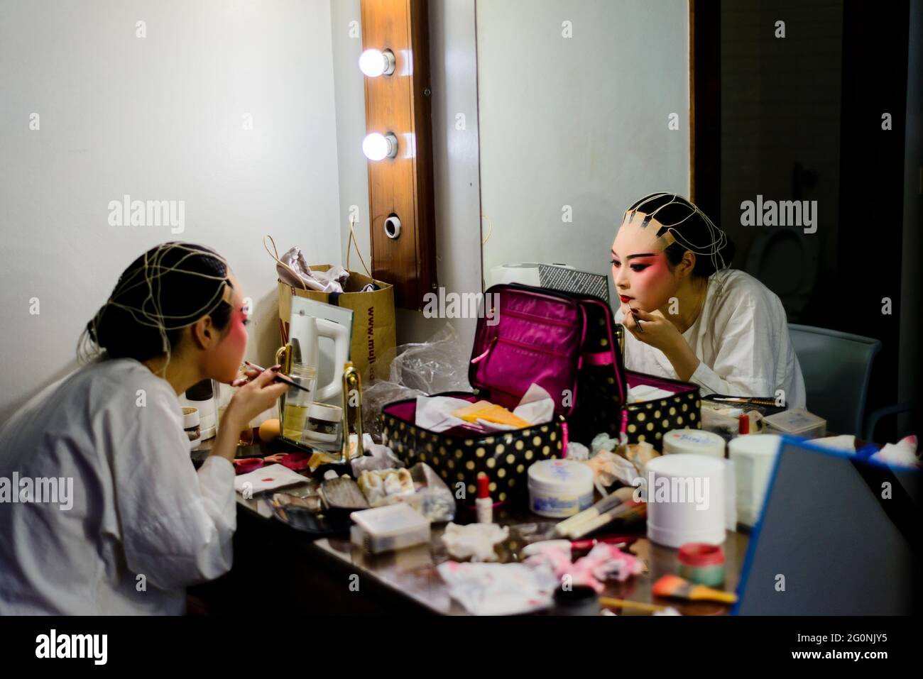 Chinese performer make up beijing hi-res stock photography and images ...