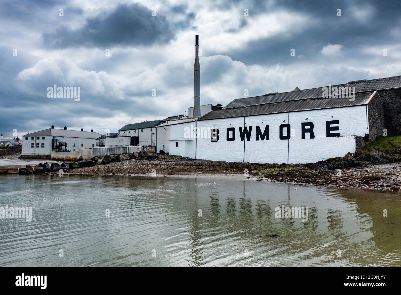 Bowmore whisky distillery islay hi-res stock photography and images - Alamy
