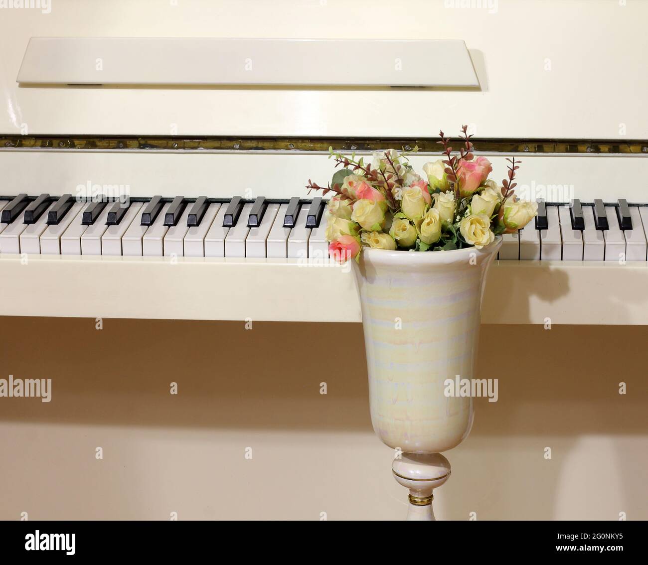 Piano roses hi-res stock photography and images - Alamy