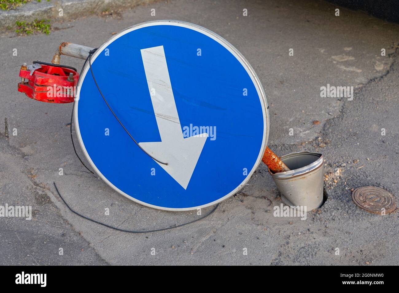 Traffic sign arrow pointing down hi-res stock photography and images ...