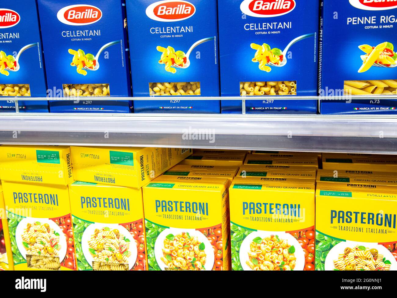 Pasta spaghetti supermarket shelf hi-res stock photography and images ...