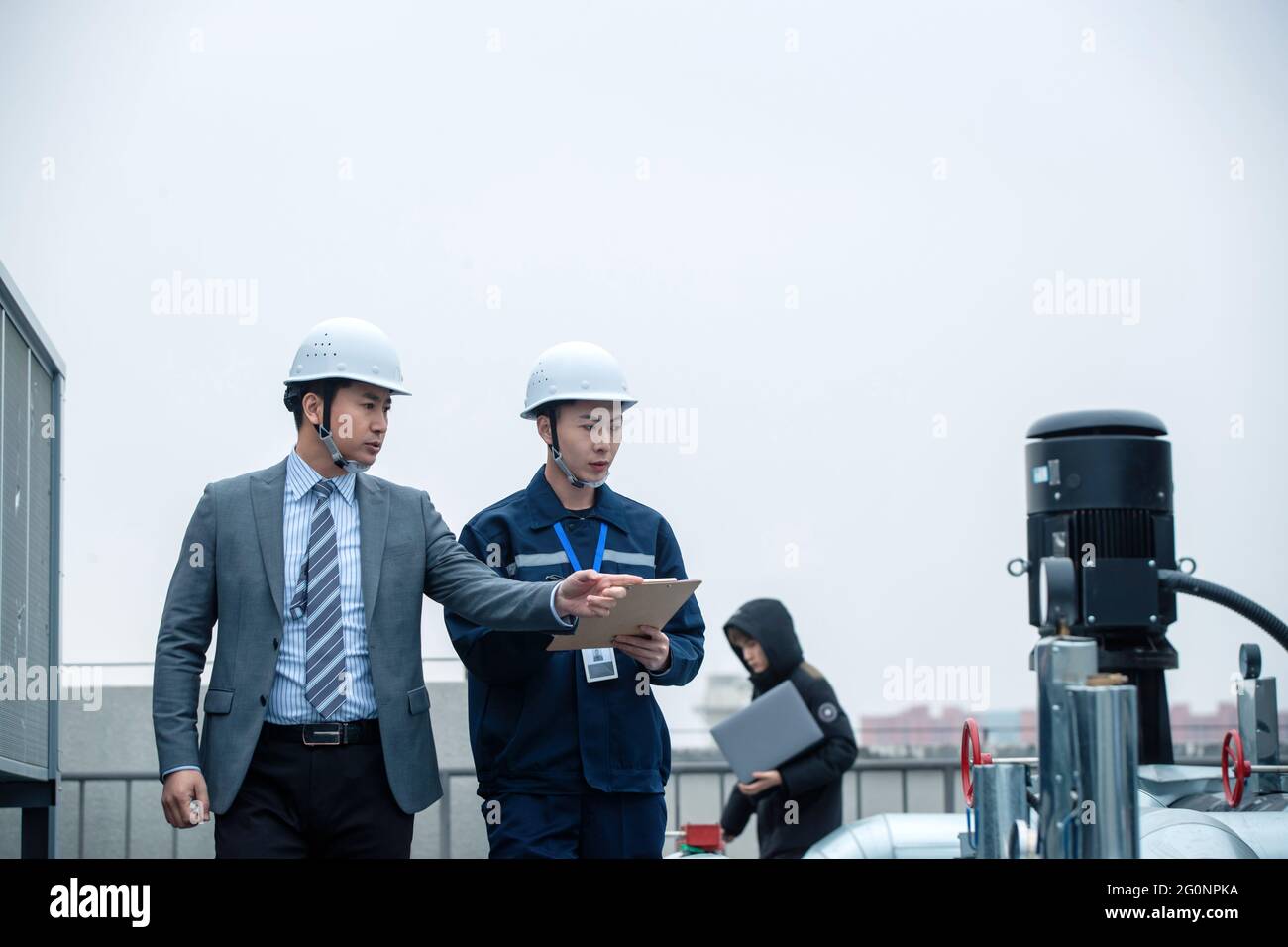 Technical personnel with leadership in the factory inspection pipeline ...