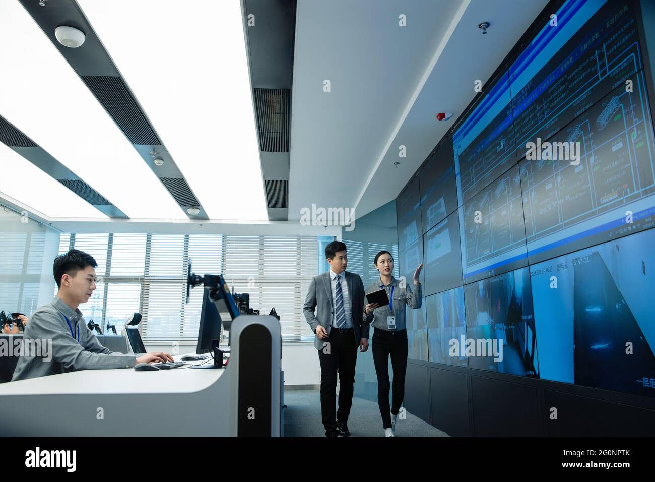 Leadership and technical personnel in the control room Stock Photo - Alamy