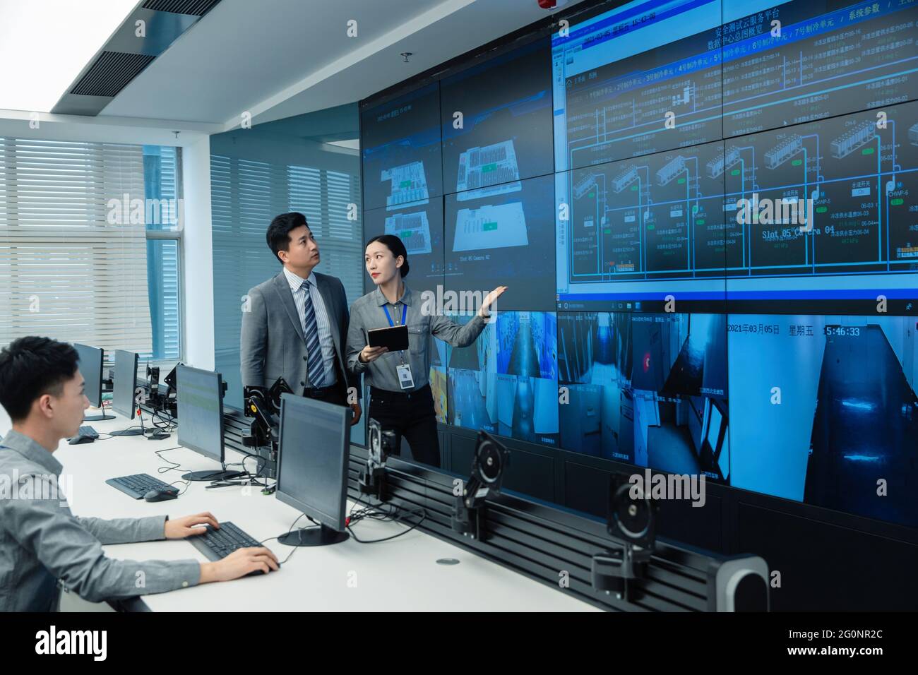 Leadership and technical personnel in the control room Stock Photo - Alamy