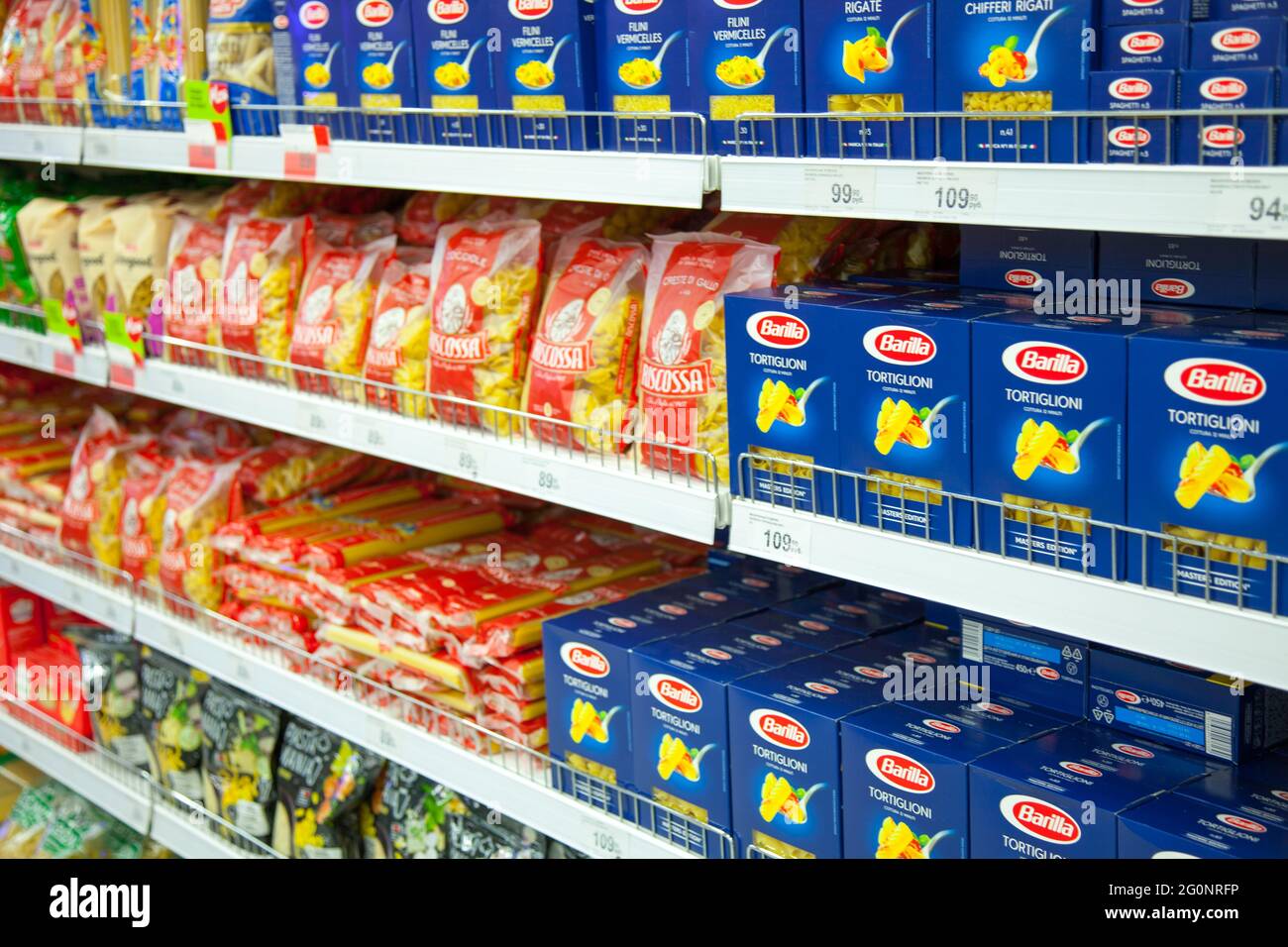 Pasta spaghetti supermarket shelf hi-res stock photography and images ...