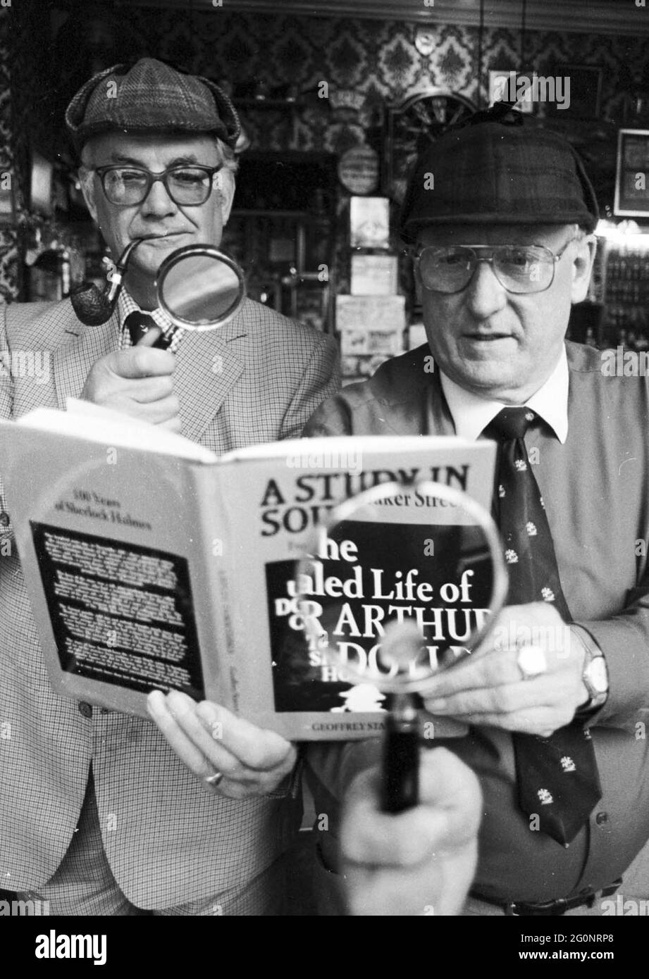 ELDON ARMS LANDLORD, TERRY LITTLE WITH ONE OF HIS REGULARS SHERLOCK ...