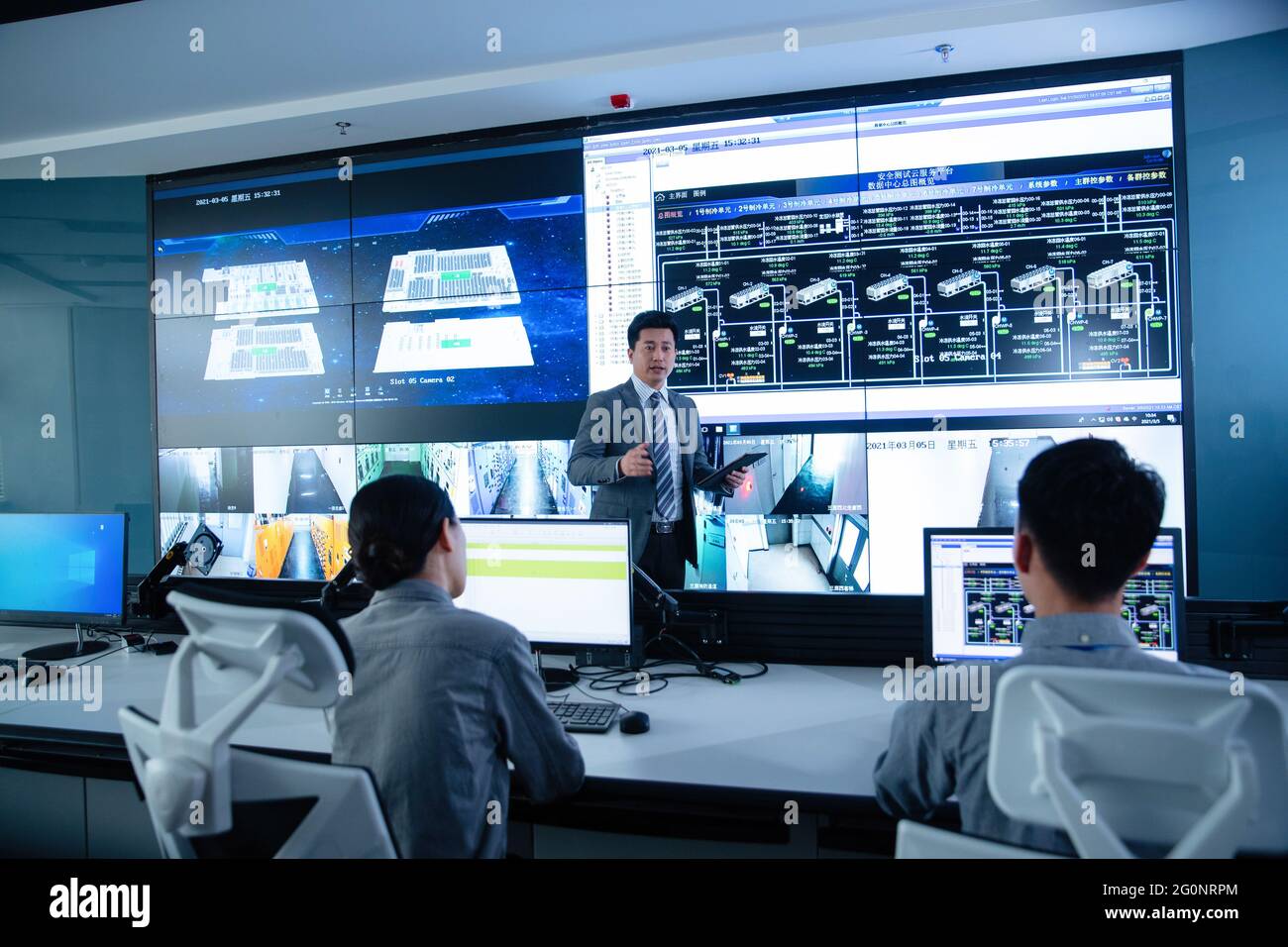 Leadership and technical personnel in the control room Stock Photo - Alamy