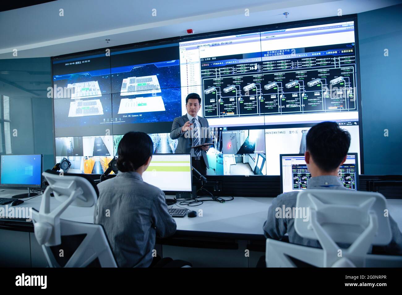 Leadership and technical personnel in the control room Stock Photo - Alamy