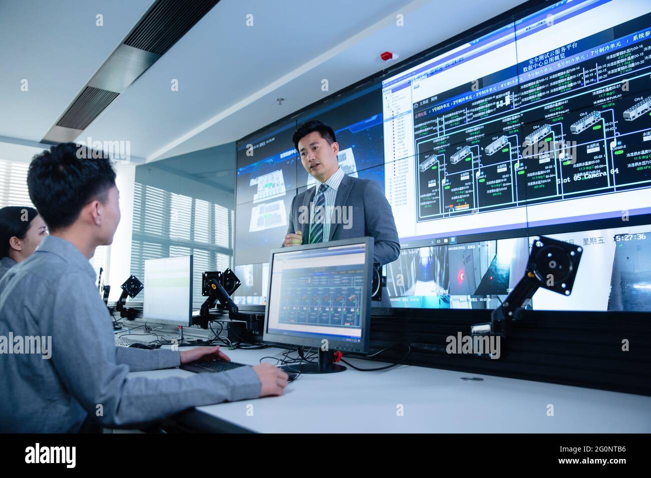 Leadership and technical personnel in the control room Stock Photo - Alamy