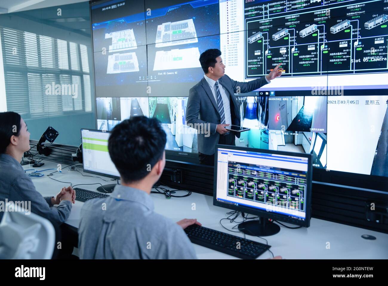 Leadership and technical personnel in the control room Stock Photo - Alamy