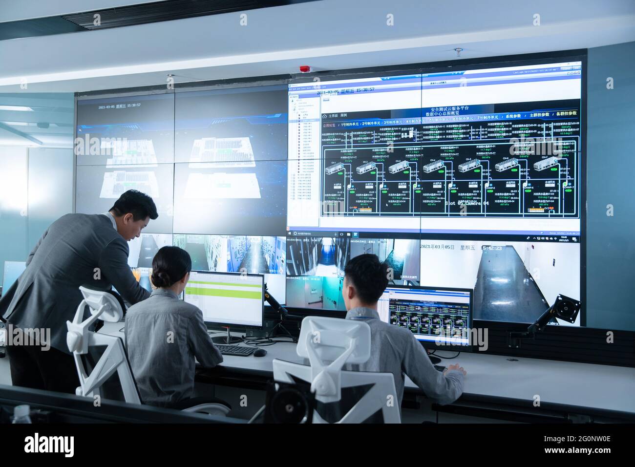 Leadership and technical personnel in the control room Stock Photo - Alamy