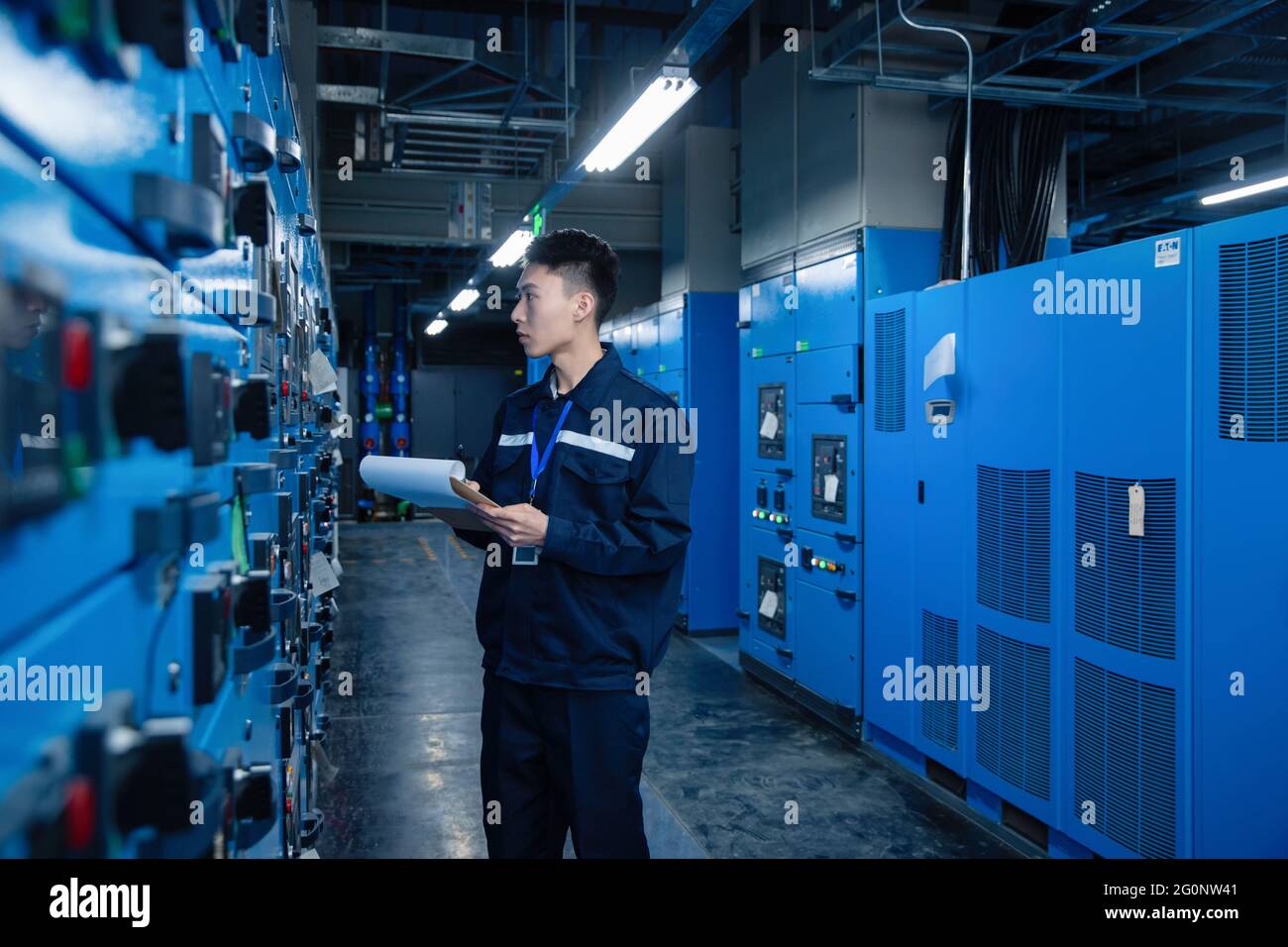 Man in a factory control room hi-res stock photography and images - Alamy