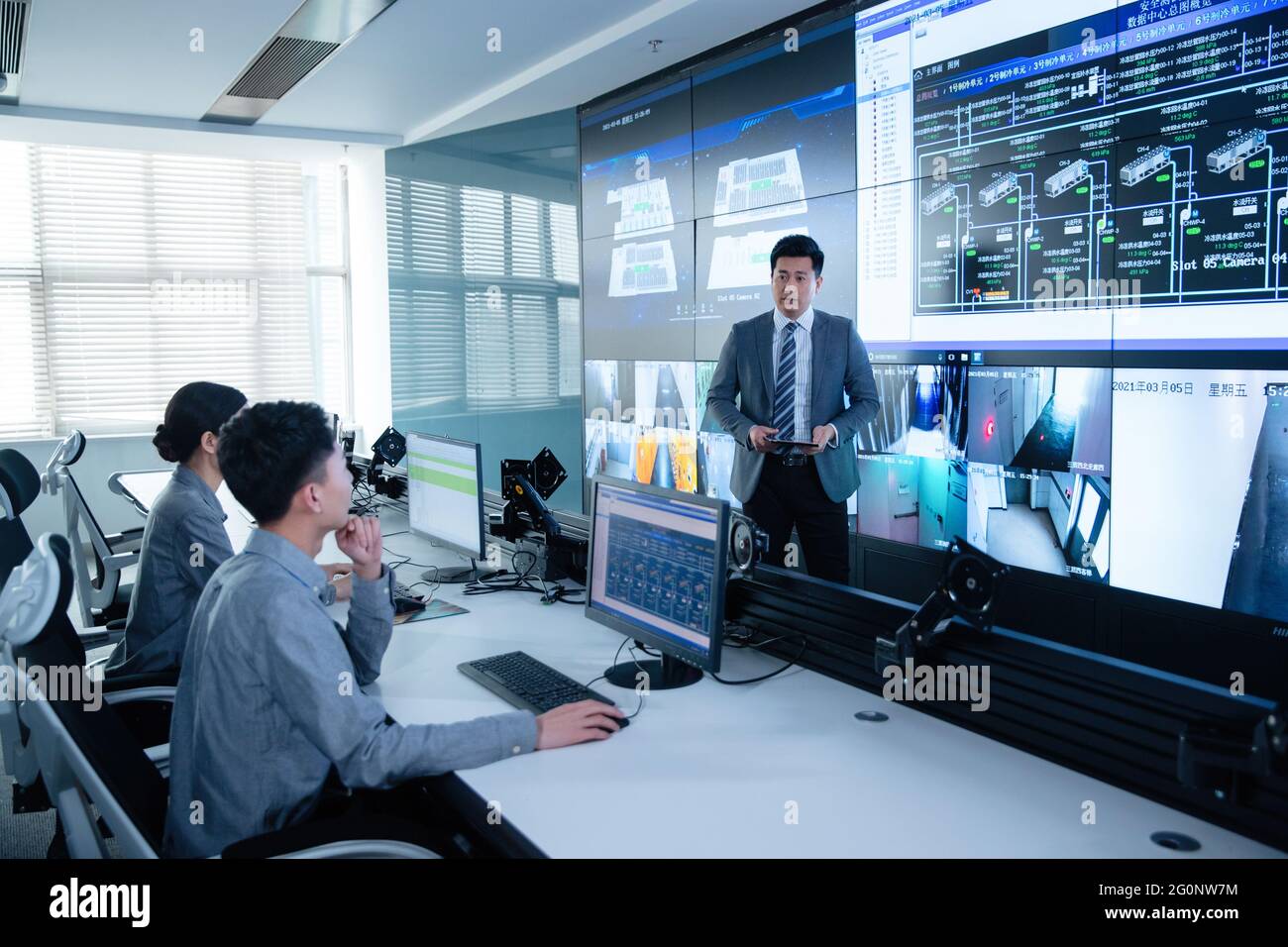 Leadership and technical personnel in the control room Stock Photo - Alamy
