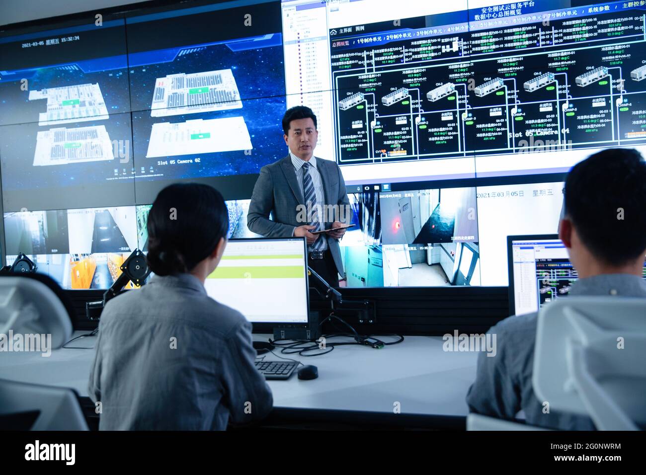 Leadership and technical personnel in the control room Stock Photo - Alamy