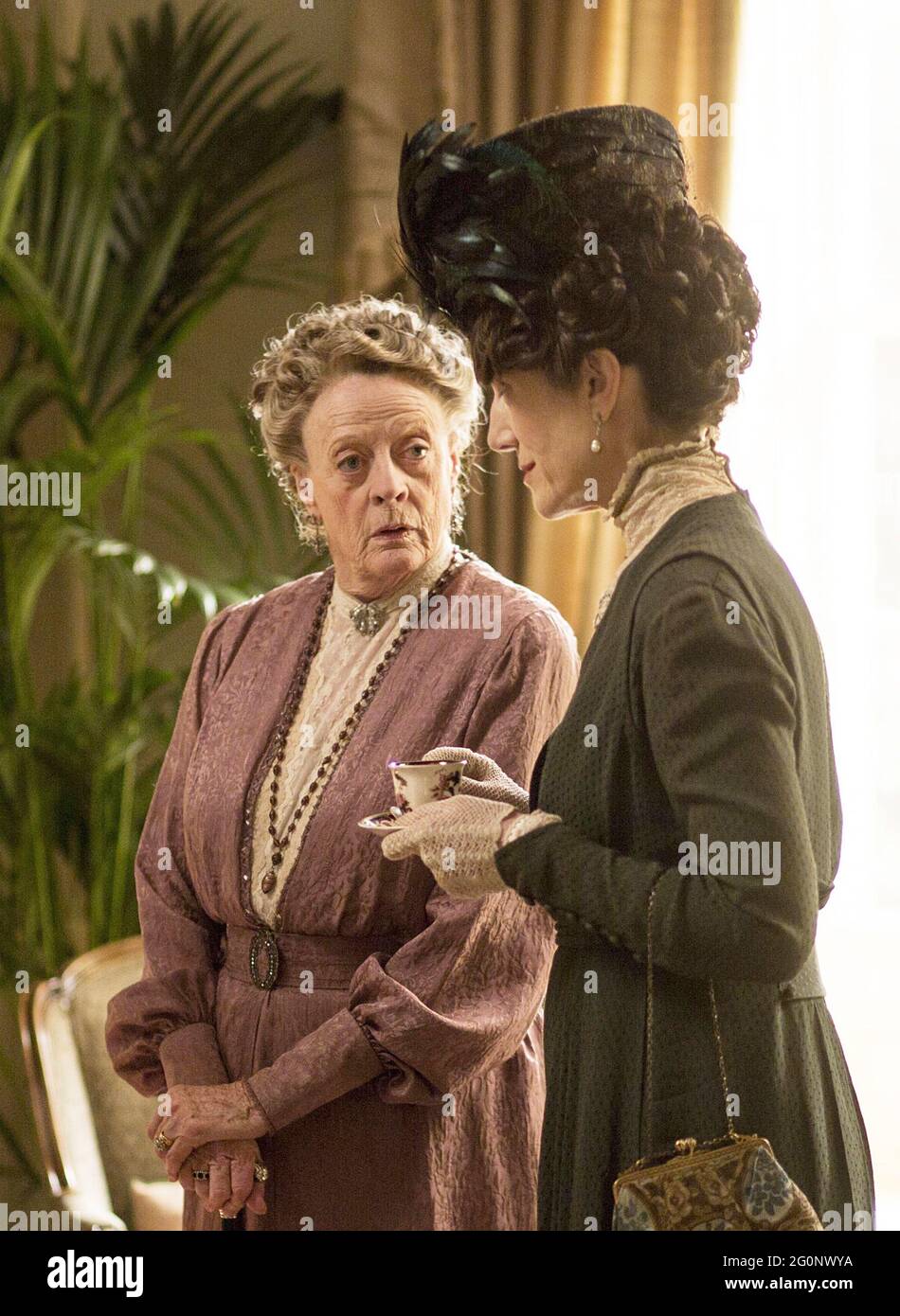 Maggie smith downton abbey series hi-res stock photography and images ...