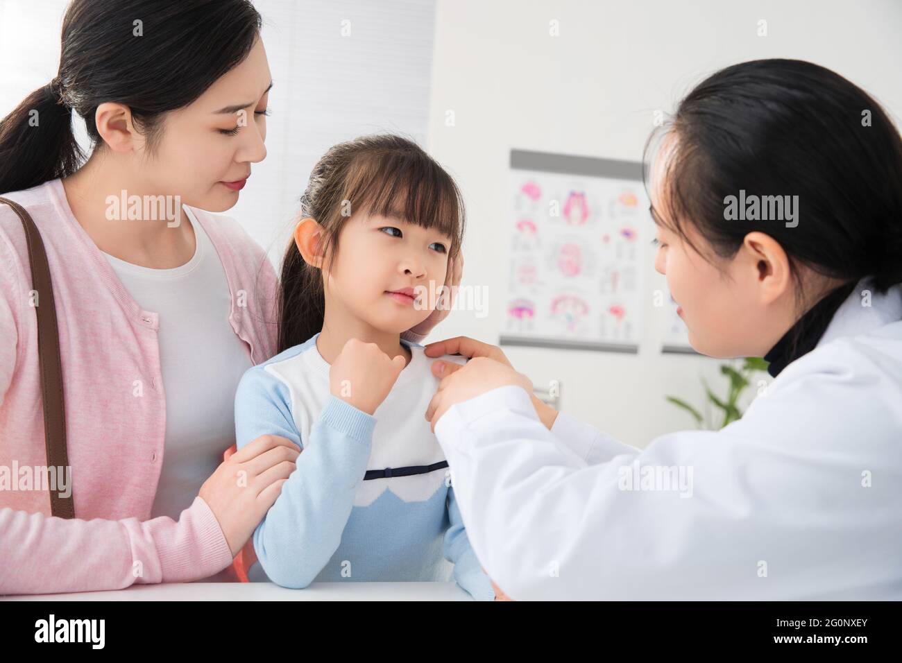 Young mothers with children see a doctor Stock Photo - Alamy