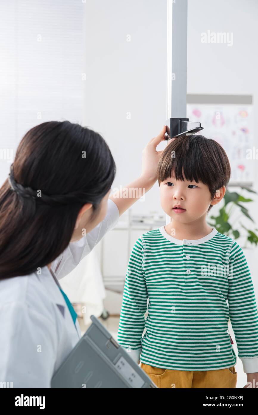 Child height scale doctor hi-res stock photography and images - Alamy
