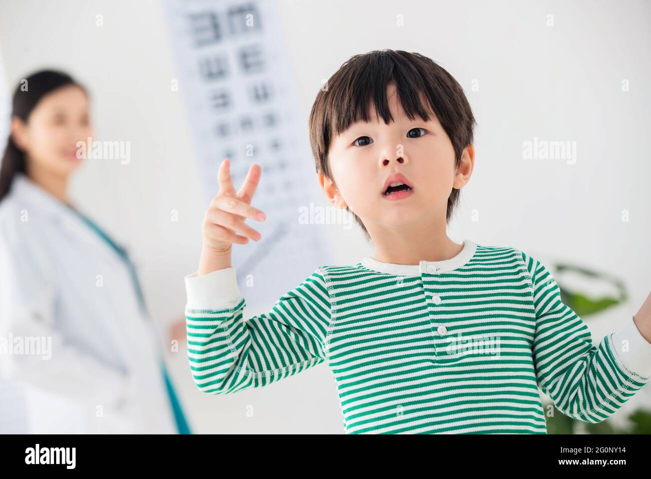 Nurse and eye chart with child hi-res stock photography and images - Alamy