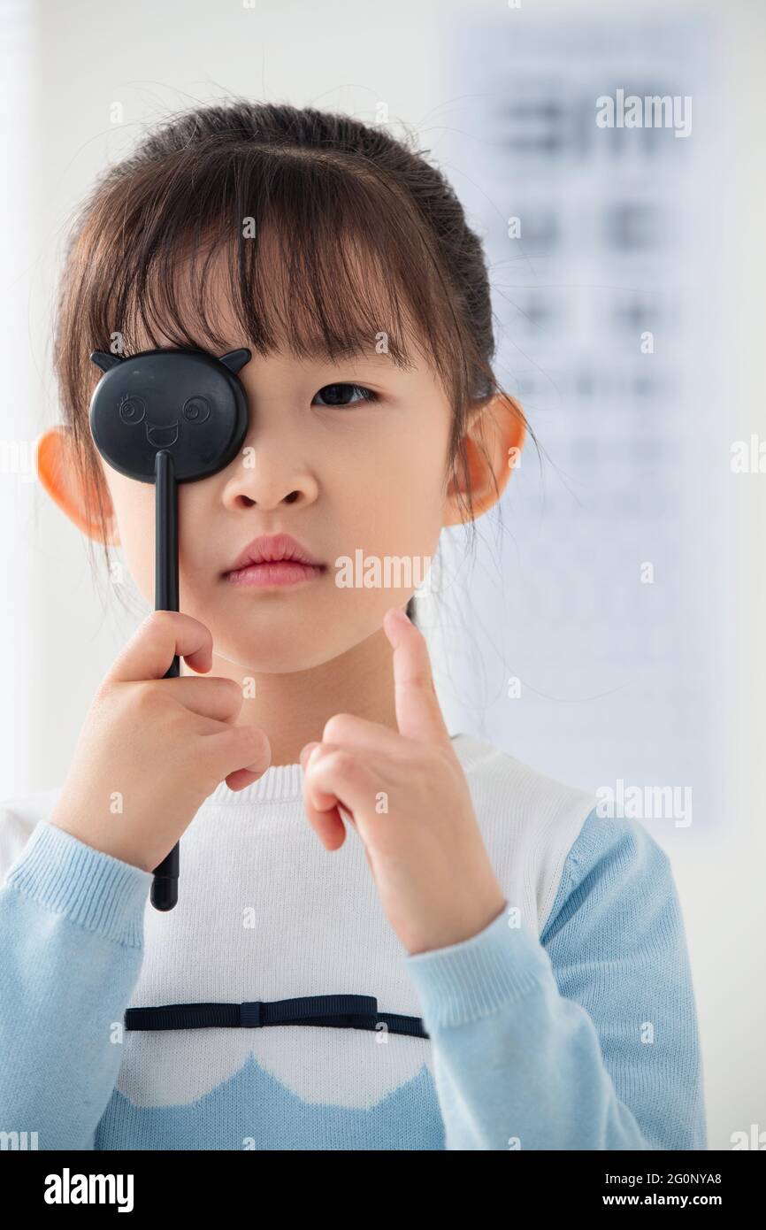 Visual eye chart child hi-res stock photography and images - Alamy