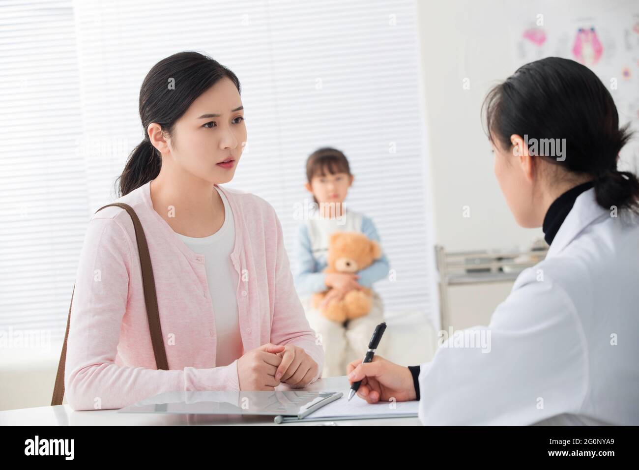 Young mothers with children see a doctor Stock Photo - Alamy