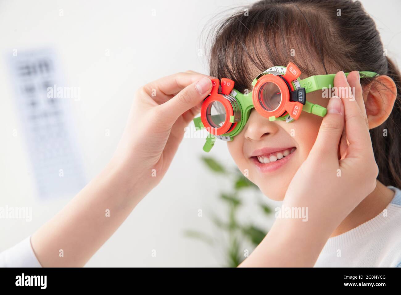 Test the sight of the little girl Stock Photo - Alamy