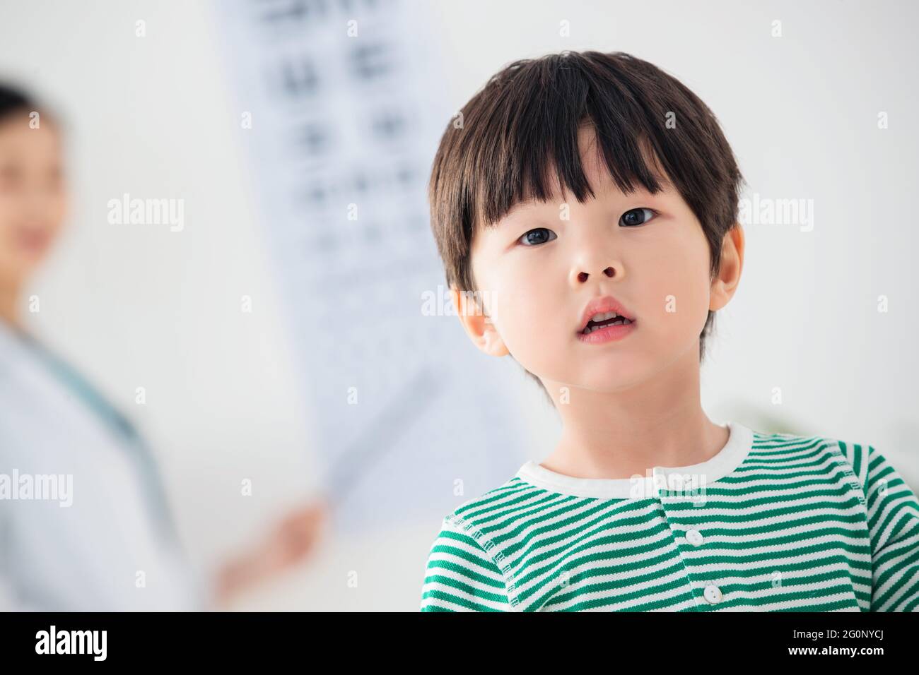 Nurse and eye chart with child hi-res stock photography and images - Alamy