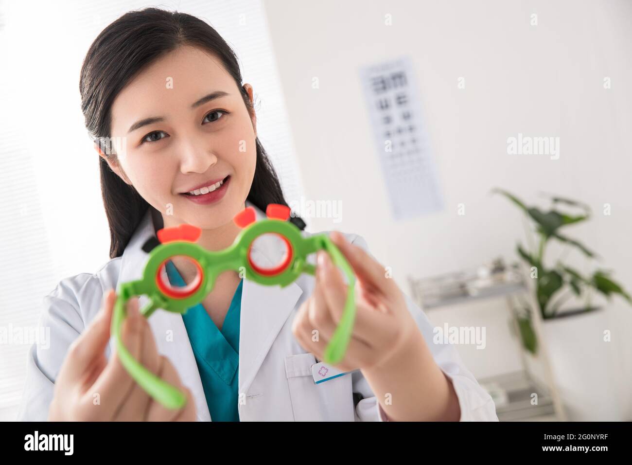 Chinese optometrist hi-res stock photography and images - Alamy