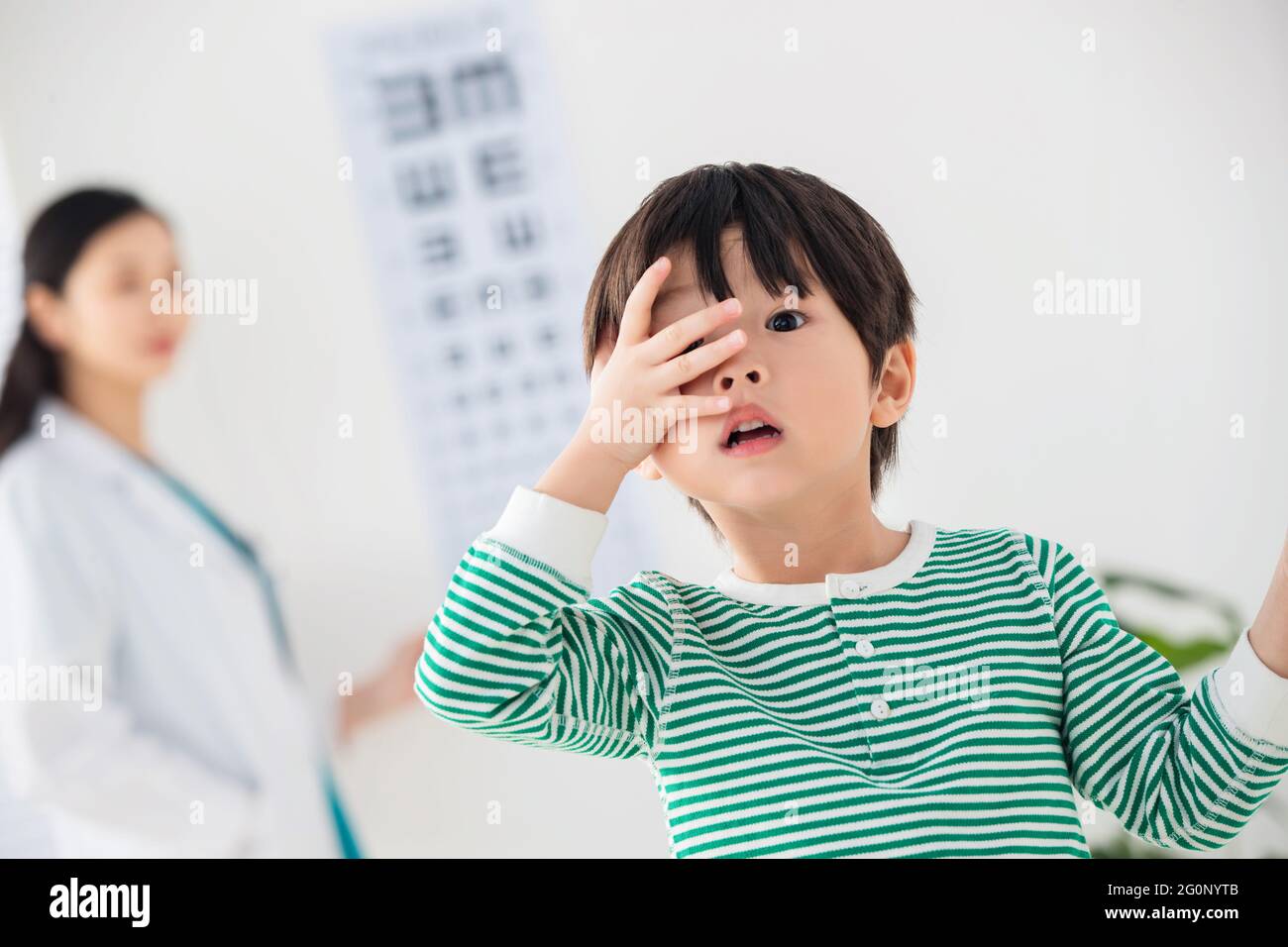 Nurse and eye chart with child hi-res stock photography and images - Alamy