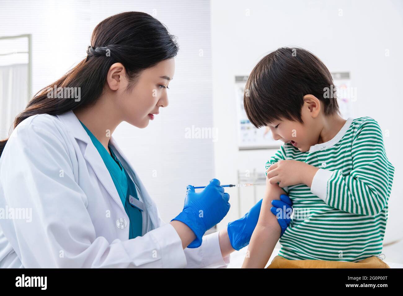 China doctor boy injection hi-res stock photography and images - Alamy