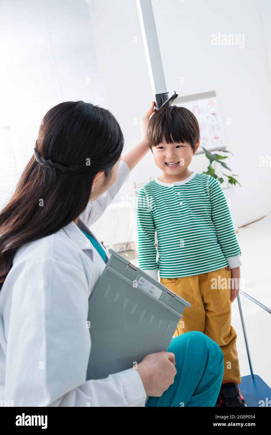 Child height scale doctor hi-res stock photography and images - Alamy